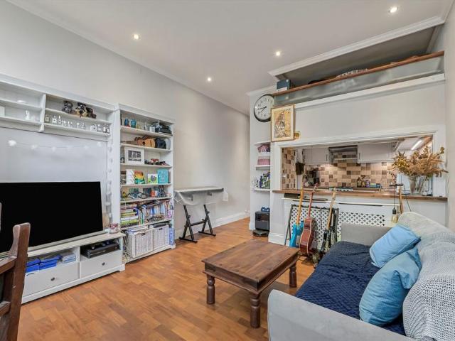 Fulham Road, London SW6 1 bed flat to rent £2,300 pcm £531 pw