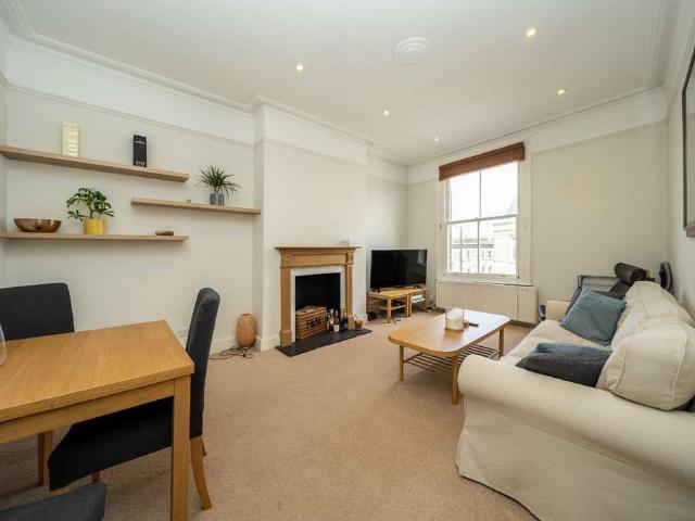 Fulham Road, London SW6 2 bed flat to rent £2,800 pcm £646 pw