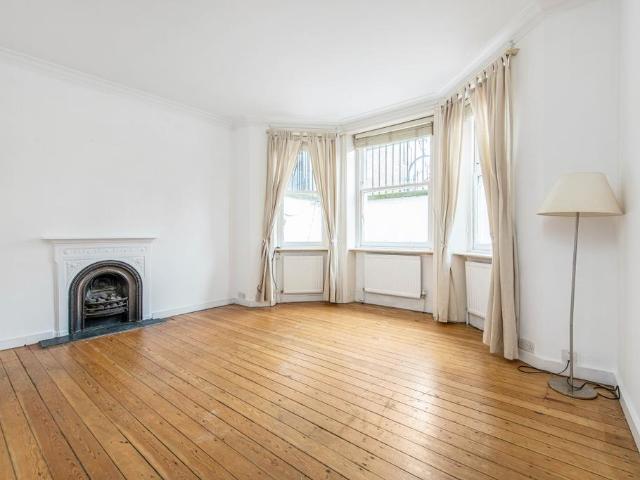 Fulham Road, London, SW6 2 bed flat to rent £2,750 pcm £635 pw