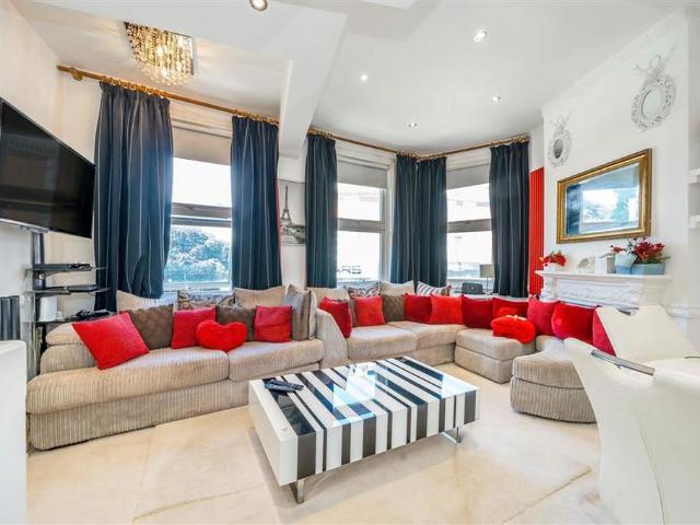 Fulham Road, London SW6 2 bed flat to rent £2,995 pcm £691 pw