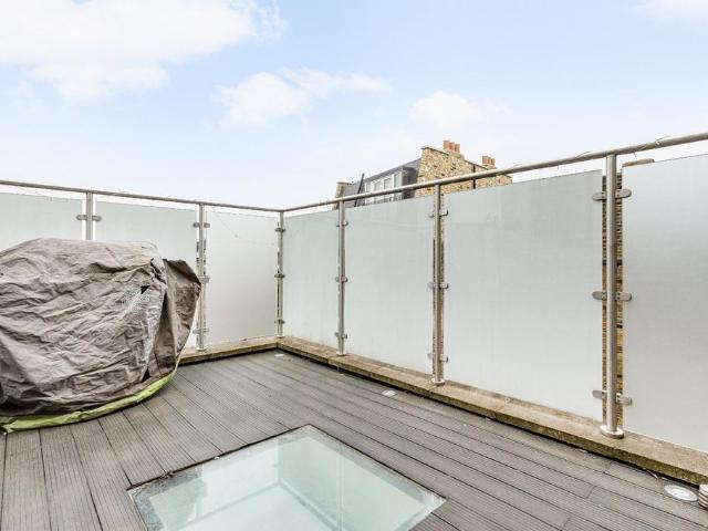 Fulham Road, London, SW6 2 bed flat to rent £3,000 pcm £692 pw