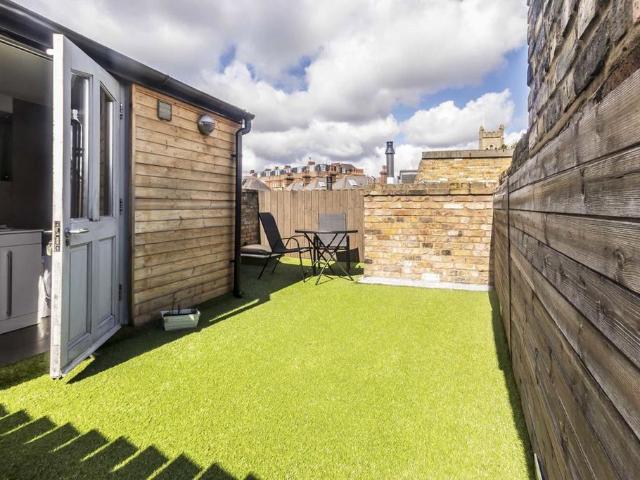 Fulham Road, London SW6 4 bed flat to rent £4,700 pcm £1,085 pw