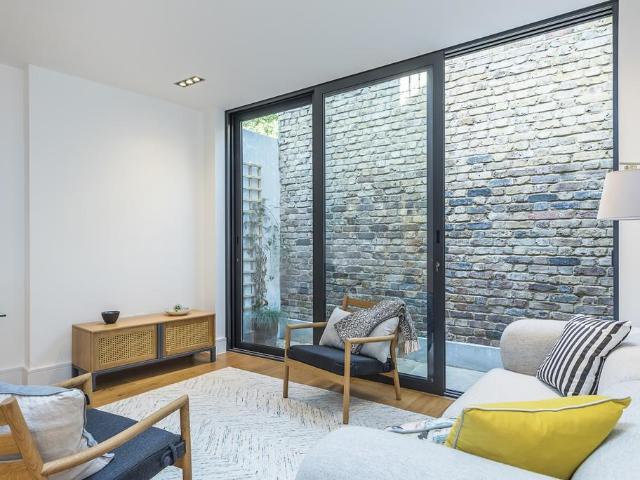 Fulham Road London SW10 2 bed flat to rent £3,358 pcm £775 pw