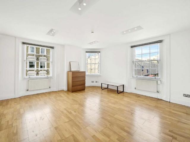 Fulham Road, London SW10 2 bed flat to rent £2,700 pcm £623 pw