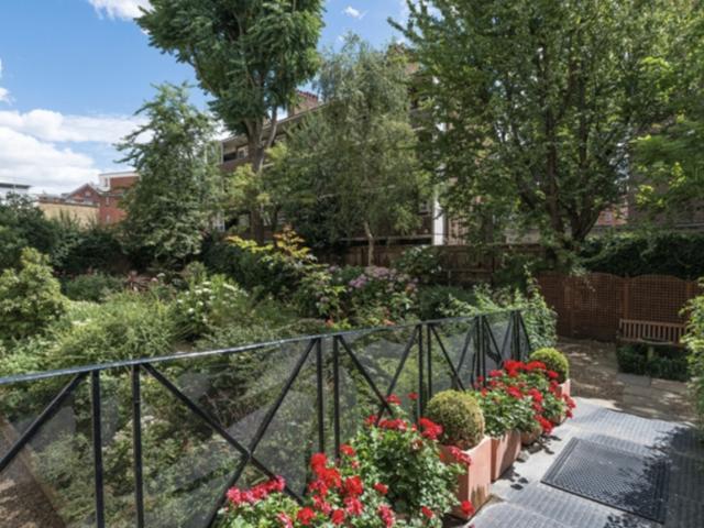Fulham Road, London SW3 1 bed apartment to rent £3,293 pcm £760 pw