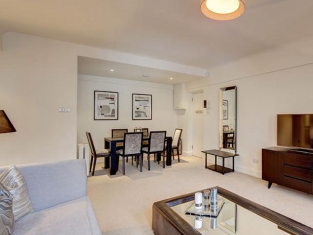 Fulham Road, London SW3 2 bed apartment to rent £4,550 pcm £1,050 pw