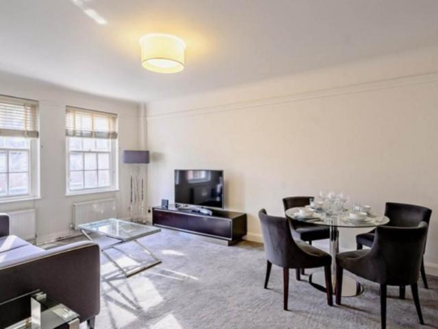 Fulham Road, London SW3 2 bed flat to rent £4,810 pcm £1,110 pw