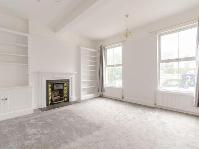 Fulham Road, Moore Park Estate. 2 bed maisonette to rent £2,600 pcm £600 pw