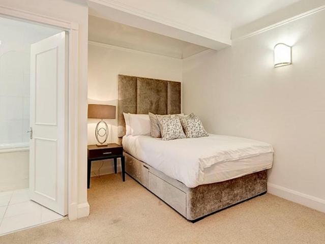 Fulham Road, Pelham Court, SW3 1 bed flat to rent £2,383 pcm £550 pw