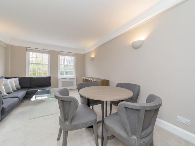 Fulham Road, South Kensington, SW3 2 bed flat to rent £4,095 pcm £945 pw
