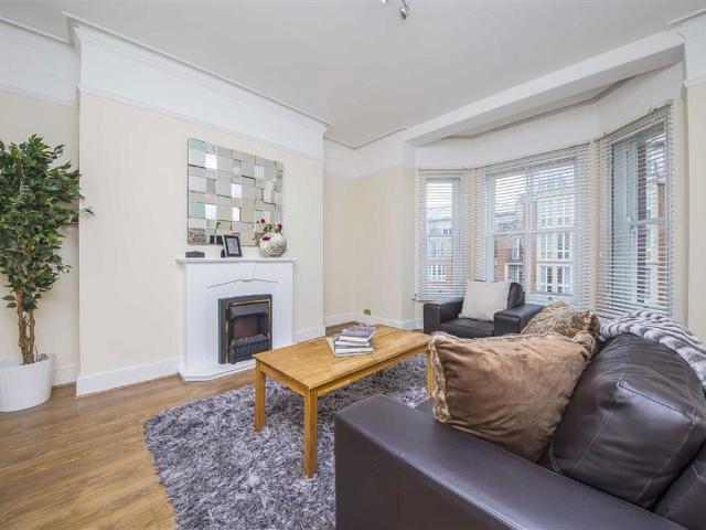 Fulham Road, South Kensington SW10, 3 bed flat to rent, £4,000 pcm | PrimeLocation