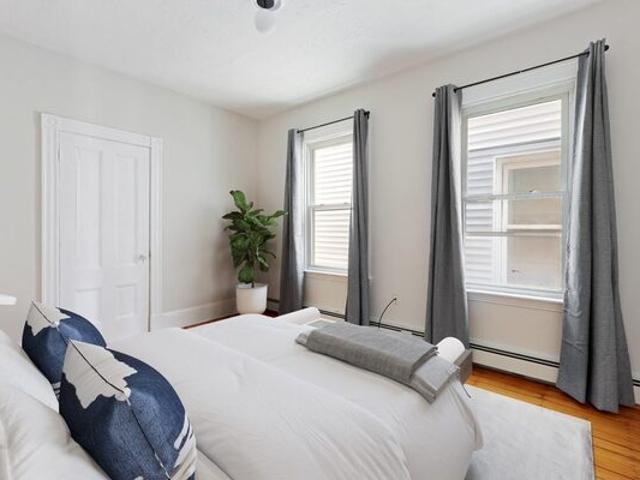 Full bedroom in 4 bed/1 bath home in Roxbury #888 B