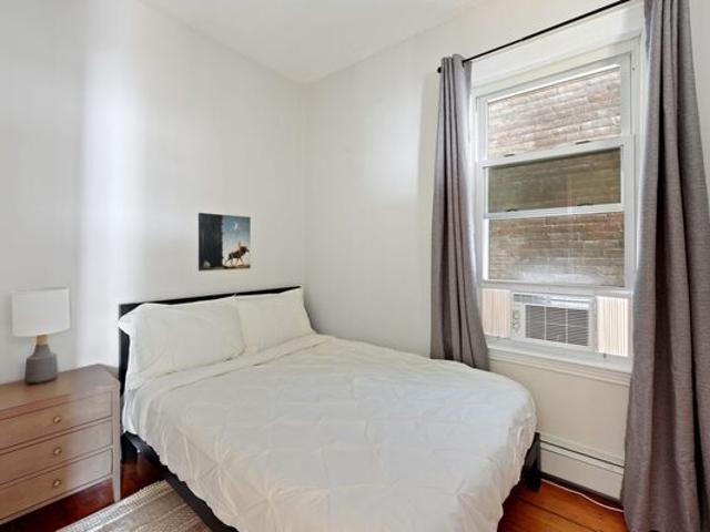 Full bedroom in 4 bed/1 bath home in Roxbury #888 D