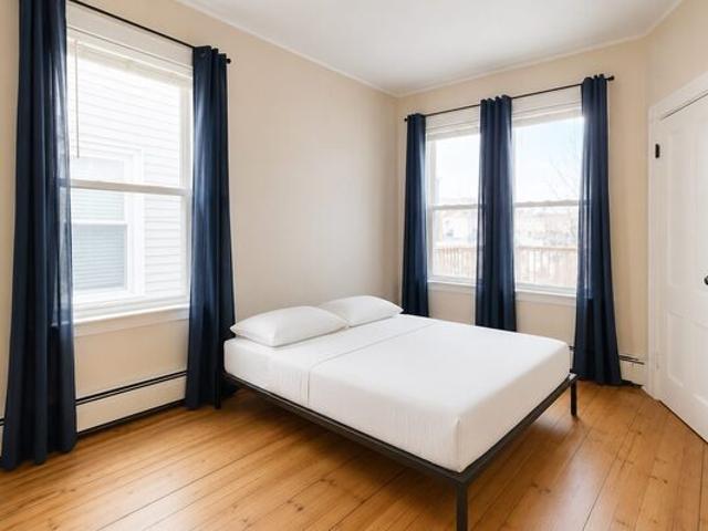Full bedroom in 4 bed/1 bath home in Roxbury #927 B