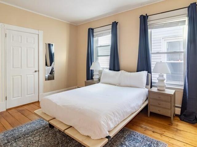 Full bedroom in 4 bed/1 bath home in Roxbury #927 C