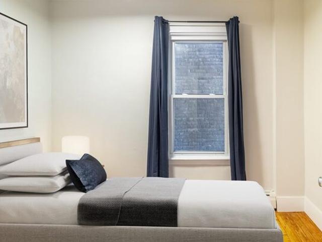 Full bedroom in 4 bed/1 bath home in Roxbury #926 D