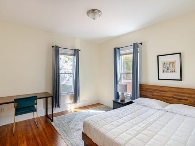 Full bedroom in 4 bed/1 bath home in Somerville #1577 A