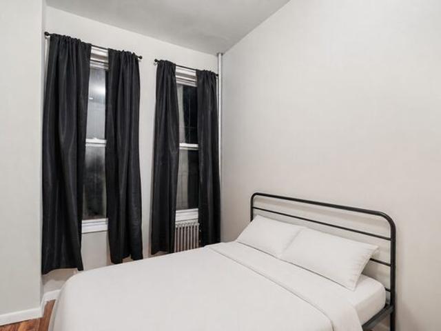 Full bedroom in 4 bed/2 bath home in Williamsburg #691 B