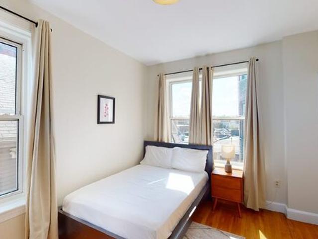 Full bedroom in 4 bed/2 bath home in Allston #1282 C