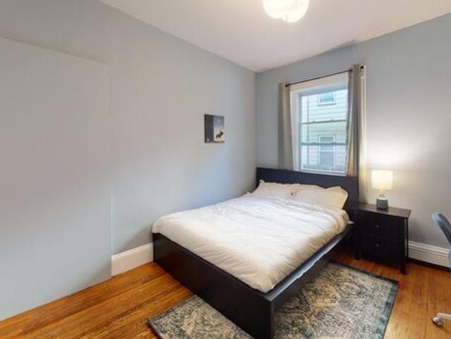 Full bedroom in 4 bed/2 bath home in Allston #421 C