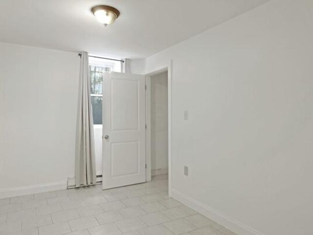 Full bedroom in 4 bed/2 bath home in Roxbury #829 D
