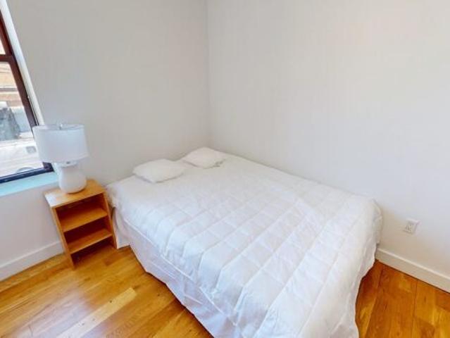 Full bedroom in 5 bed/3 bath home in Ridgewood #1467 A
