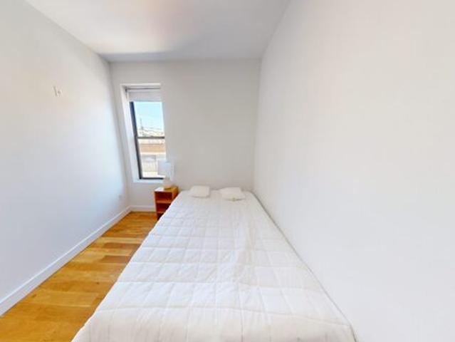 Full bedroom in 5 bed/3 bath home in Ridgewood #1467 A