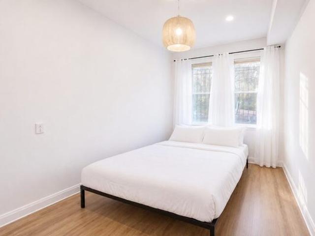 Full bedroom in 5 bed/3.5 bath home in Upper Central NE #810 E