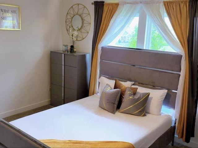 Full furnished queen bed WiFi 4
