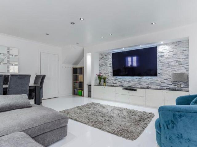 Fullerton Close, St Albans AL3, 4 bed town house to rent, £2,150 pcm | PrimeLocation