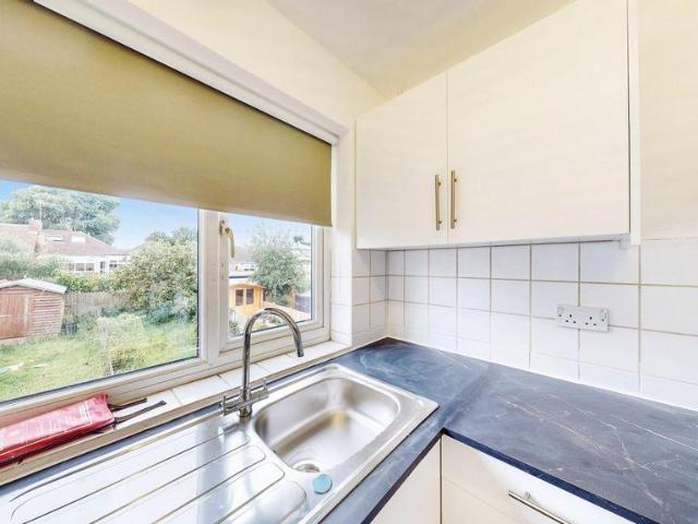Fullwell Avenue, Ilford, IG5 2 bed maisonette to rent £1,650 pcm £381 pw
