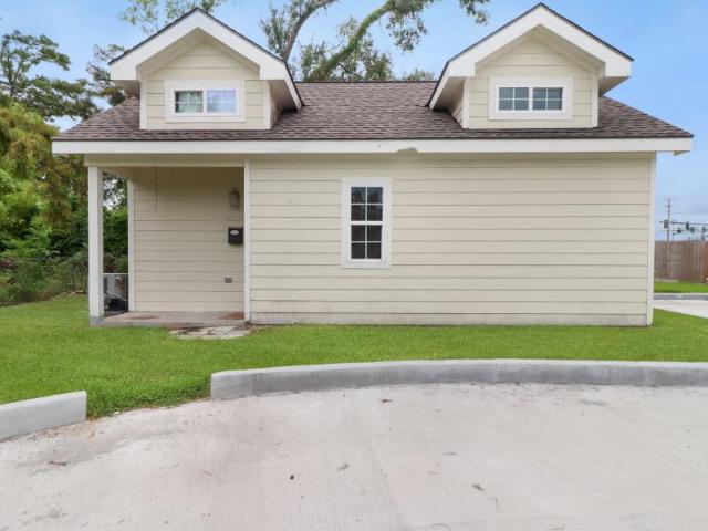 Fully Updated 1 bed 1 Bath Home only 80 yards from
