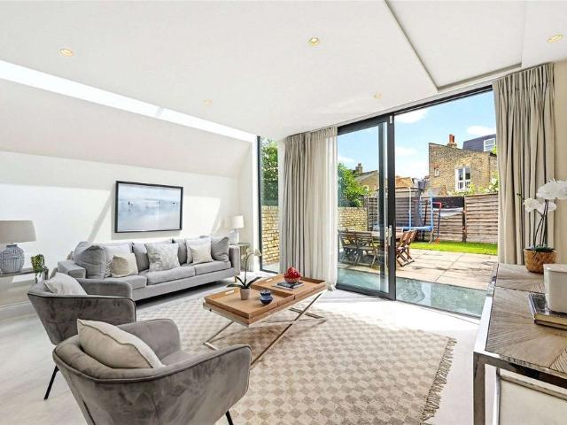 Fully extended five bedroom house on the popular 'Alphabet Streets'