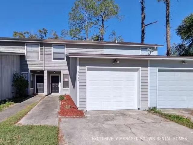 Fully Fenced 3 bed Townhome 5539 Cabot Dr N
