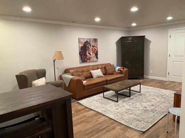 Fully Furnished 1000sq ft Basement Apt