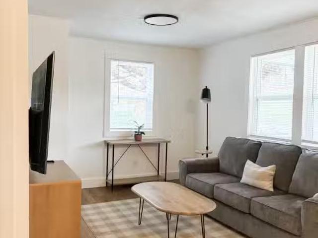 Fully Furnished 2 bed, 1.5 bathroom in the heart of Southeast.