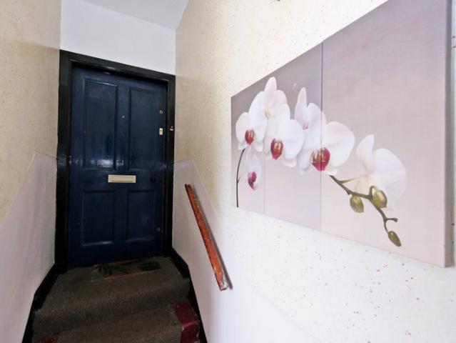 Fully furnished 2 bed upper flat, opposite to Uni
