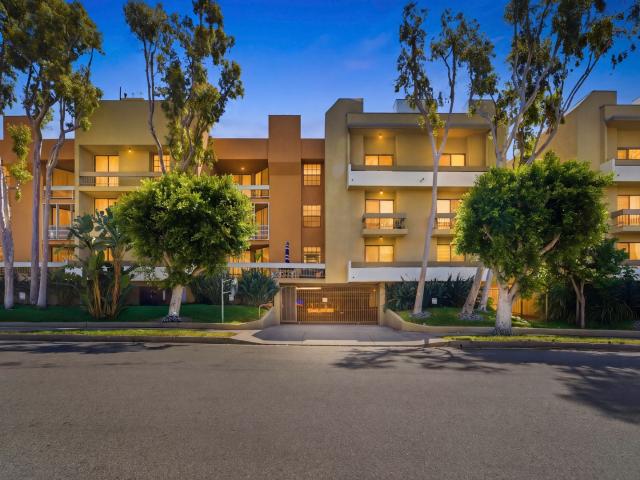 Fully Furnished Close to Melrose