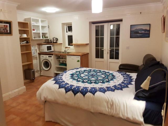 Fully furnished annex in CB1