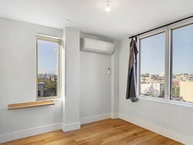 Fully furnished apt in Ridgewood!