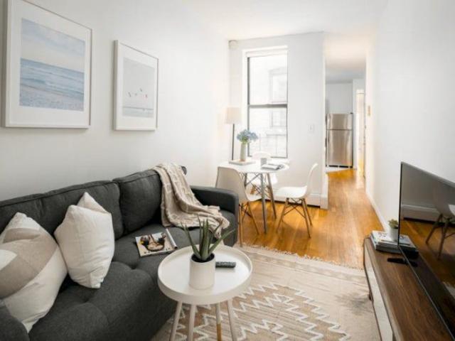 Fully furnished Apt super close to the subway!