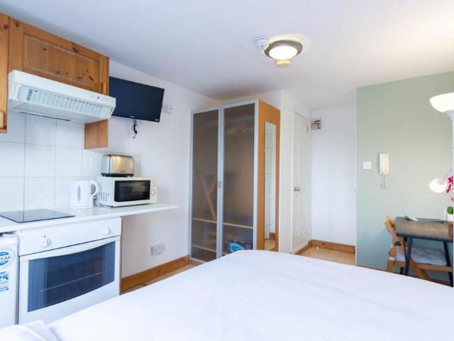 Fully Furnished Double Studio Apartment with Garden Access in Earls Court, London SW5