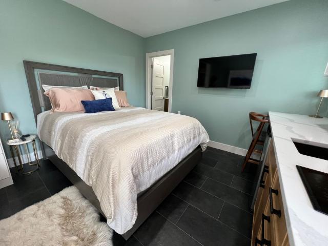 Fully Furnished Efficiency Unit with Kitchen & Pool Access – 18100 Pioneer Rd, Fort Myers, FL
