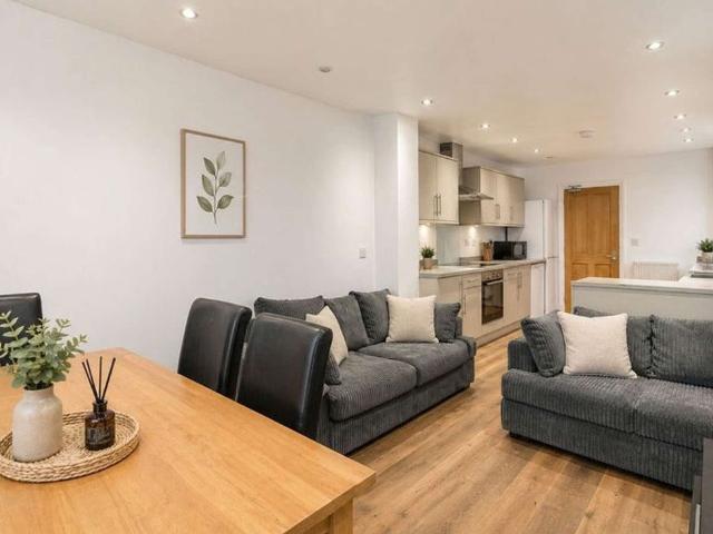 Fully Furnished Freshly renovated rooms in the heart of Southampton City Room 3