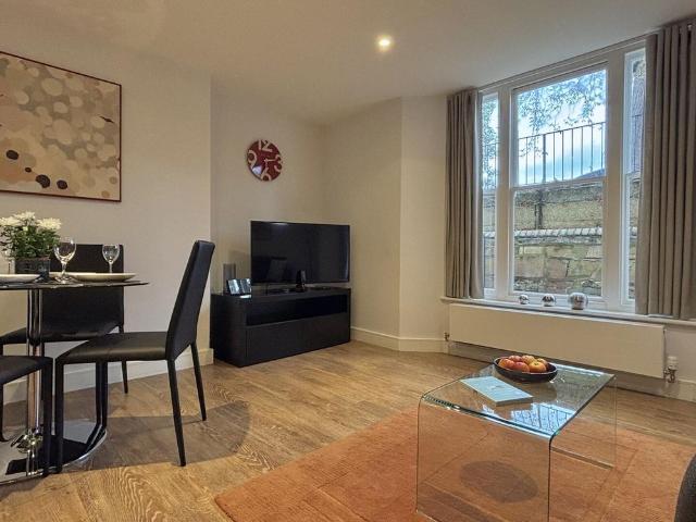 Fully furnished one bedroom apartment on Hooper Street offers a cosy living area and the convenience of on site parking. Ideally located a mile from Cambridge City Centre, with a pleasant walk through the green space of Parker's Piece
