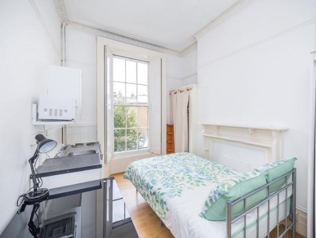 Fully Furnished Large Double Bedsit