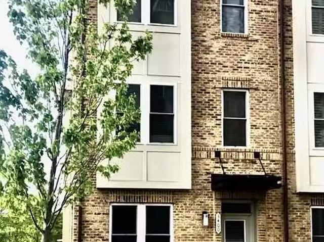 Fully Furnished Luxury Townhouse W / Rooftop View 3400 11th S.