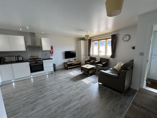 Fully Furnished, Luxurious Flat GU14, 1 bed flat to rent, £1,200 pcm | PrimeLocation