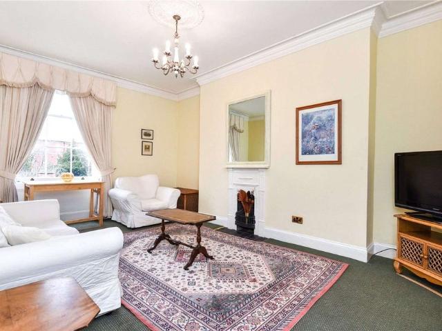 Fully furnished second floor apartment with views of Winchester Cathedral