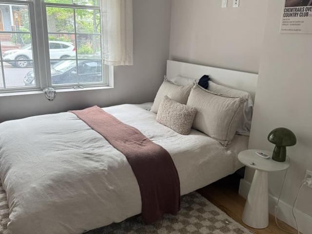 Fully furnished spare room available in Astoria NY